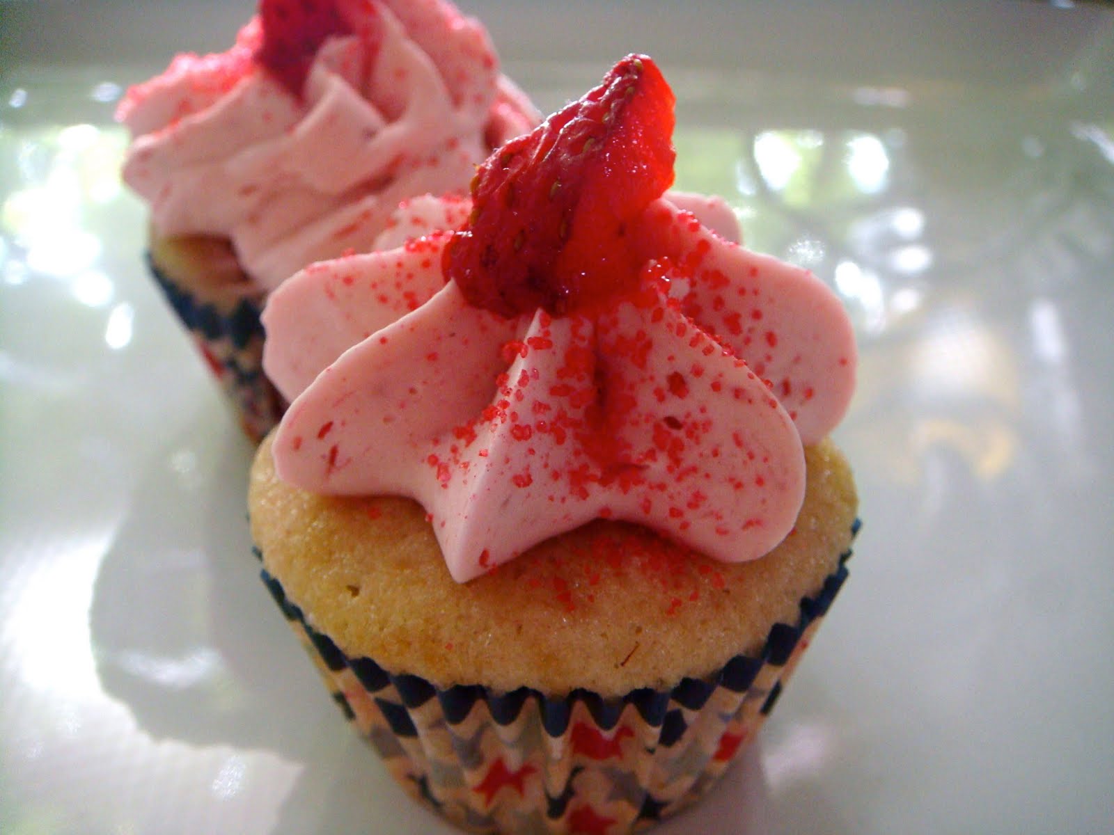 Delicious Dishings: Mini Strawberry Cupcakes