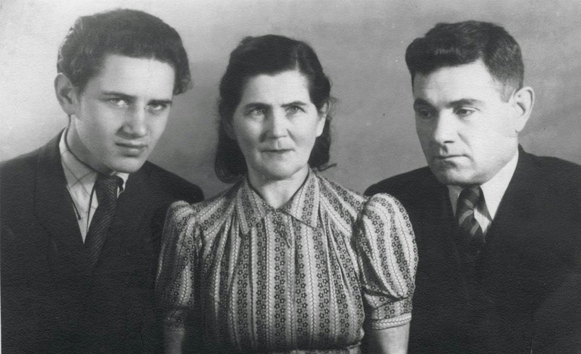 Agus: El Chico Sobre la Caja de Madera