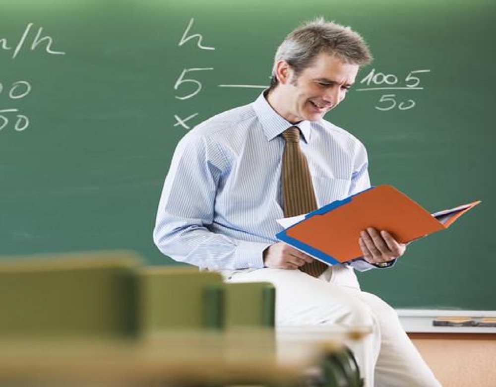 A NECESSIDADE DE APRIMORAMENTO PROFISSIONAL DO PROFESSOR — SÓ ESCOLA