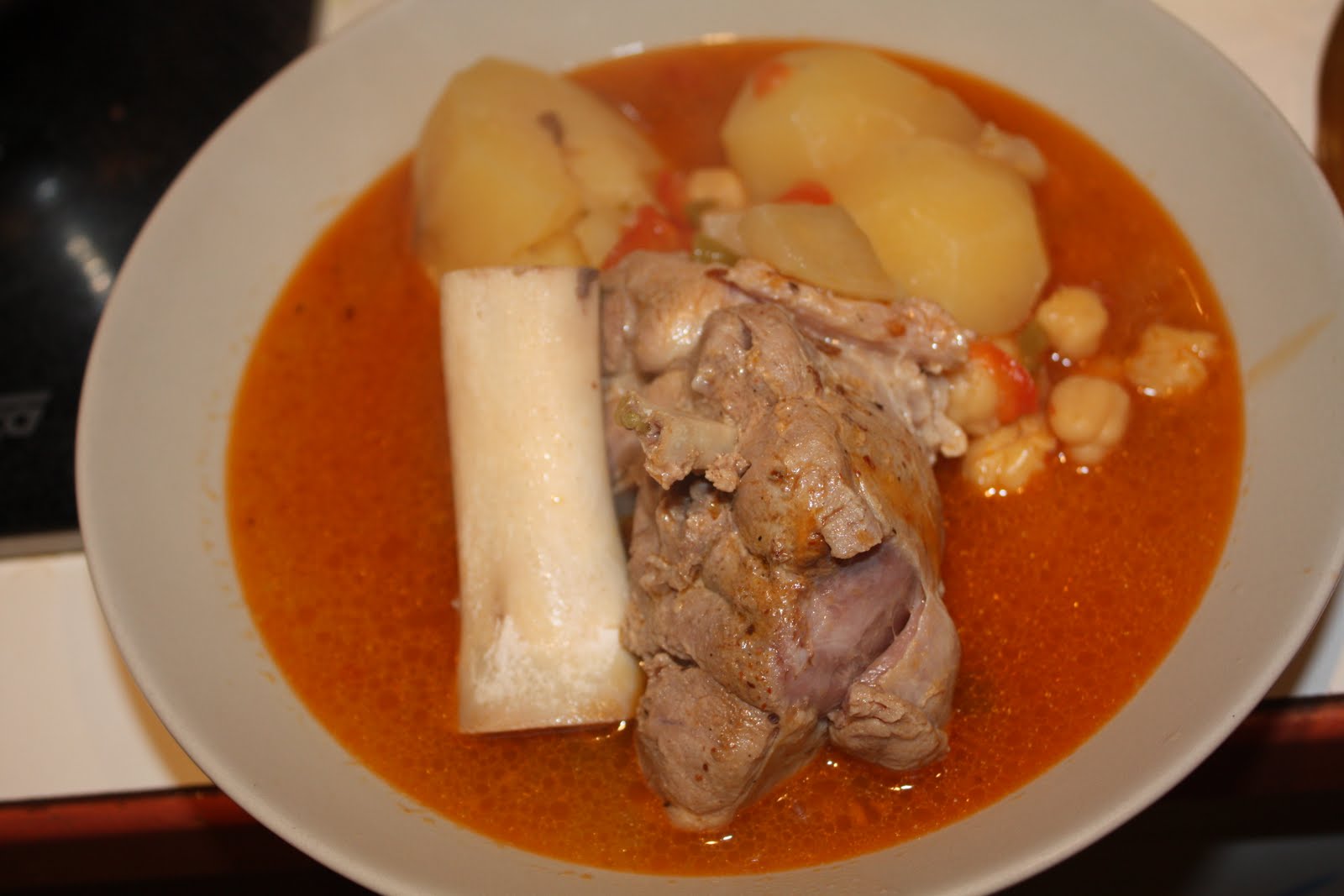 el señol javiel se mete a cocinillas: codillo con garbanzos