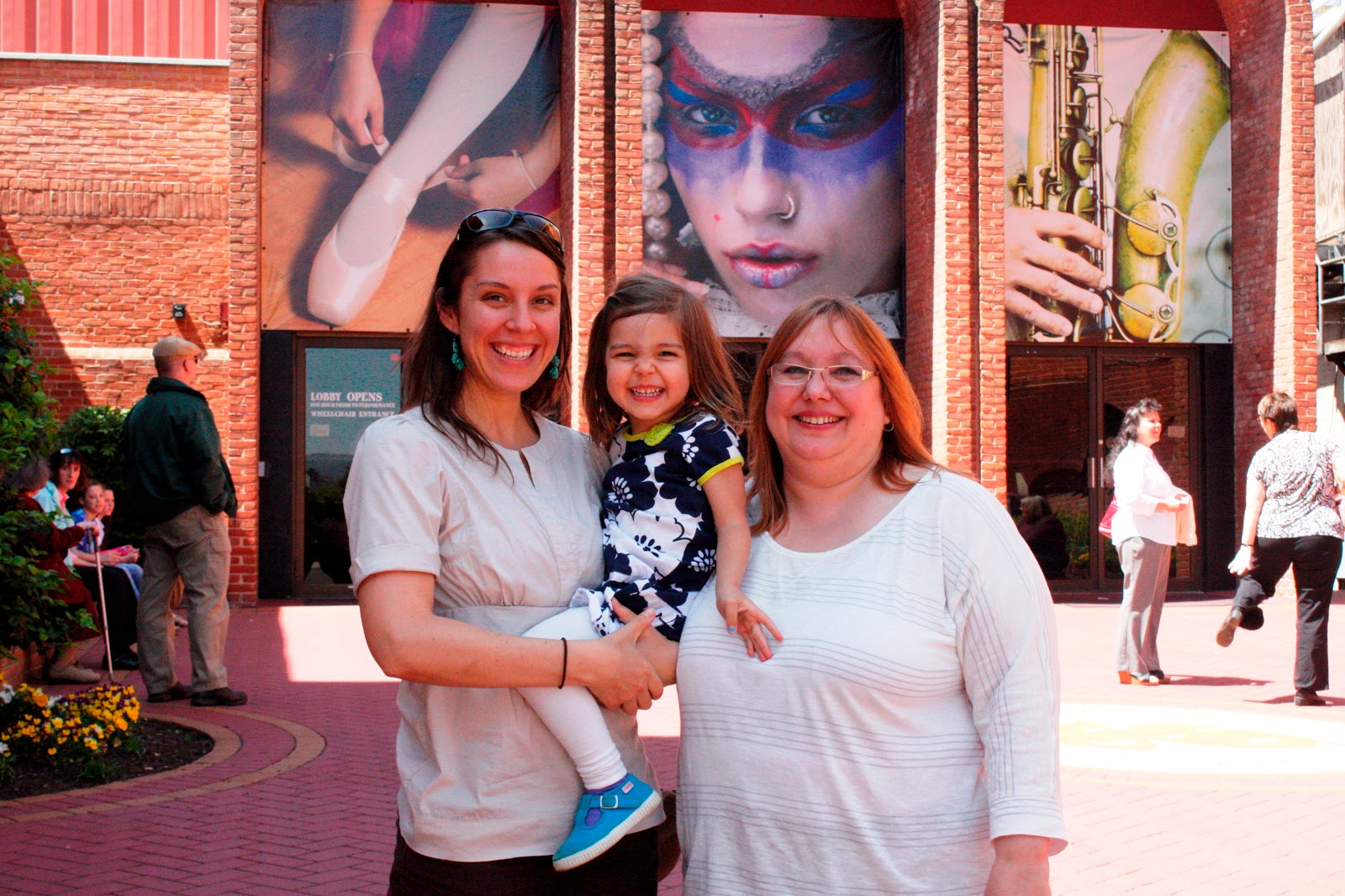 Going Mamarazzi: Hannah's first theater production!