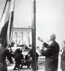 ΜΠΟΡΑ ΕΙΝΑΙ ΘΑ ΠΕΡΑΣΕΙ - Let's wait until the storm passes ...