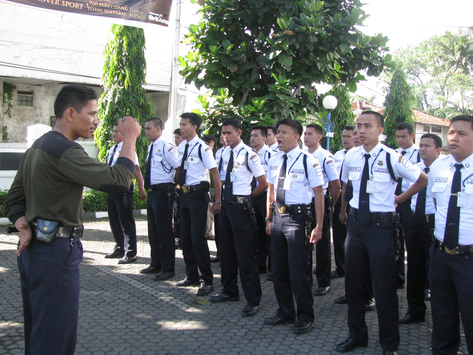 SECURITY BRI KANCA AH.NASUTION: PERLENGKAPAN ANGGOTA SATPAM