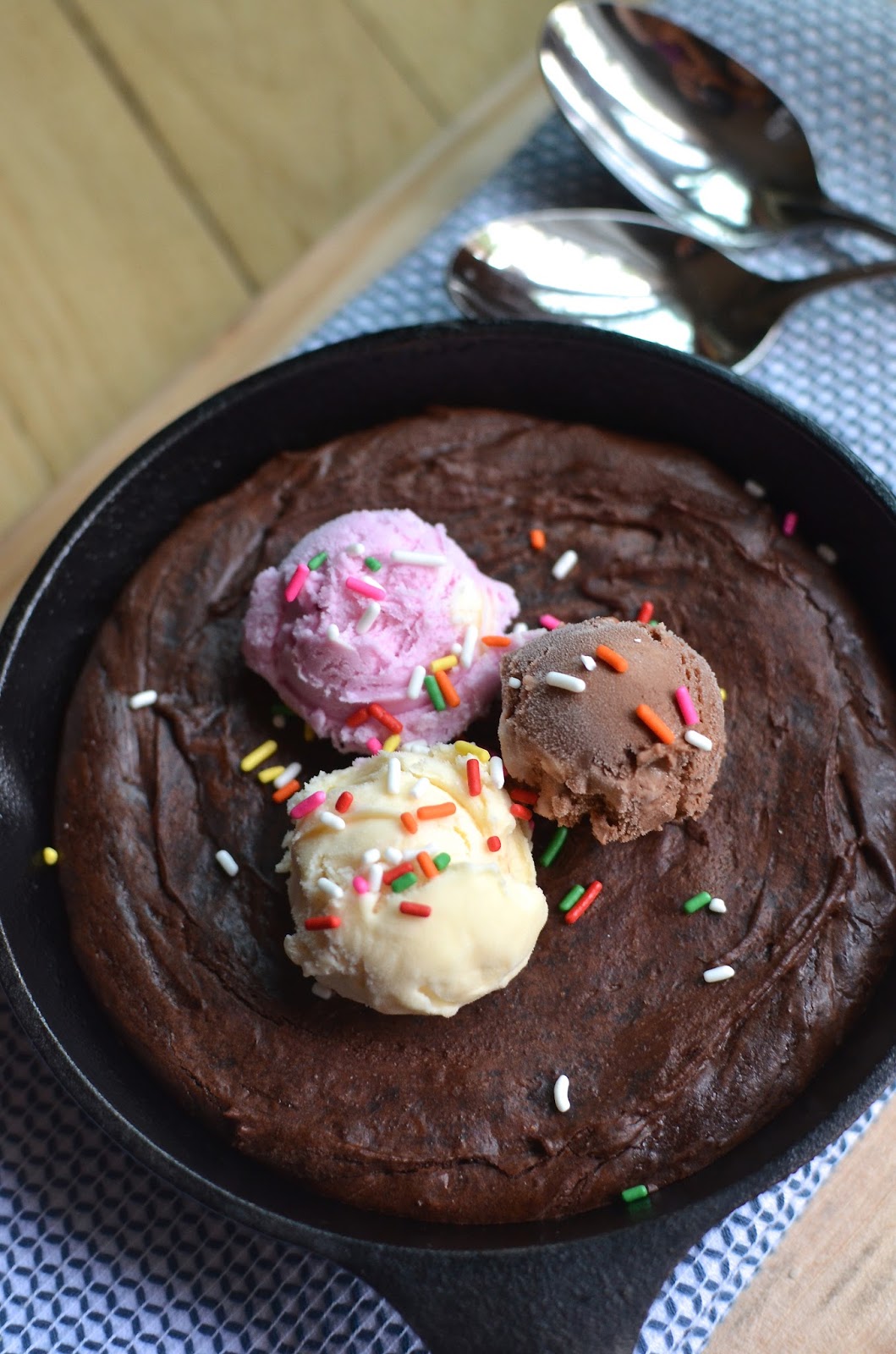 Playing with Flour: Mini skillet brownie sundae
