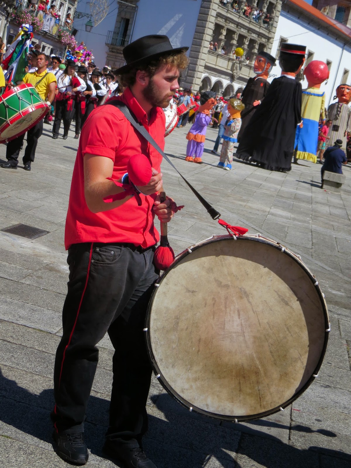 DOLETHES: A FESTA DOS BOMBOS.