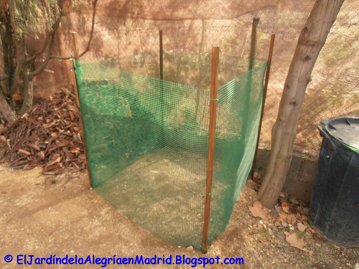 El jardín de la alegría : Compostero con malla plástica para hacer ...