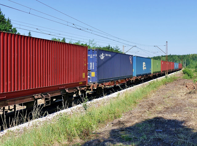 Class 66189 z pociągiem intermodalnym na 183/182 kilometrze LK 8 ...