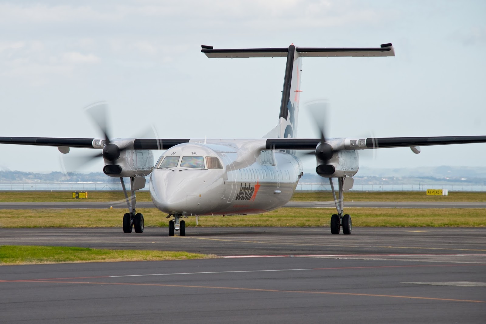 Aviationshotz: Jetstar Regional Q300 Arrives in New Zealand - VH-TQM
