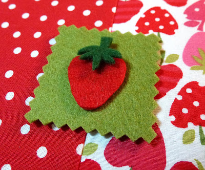 Leslie's Art and Sew: Strawberry Pouch