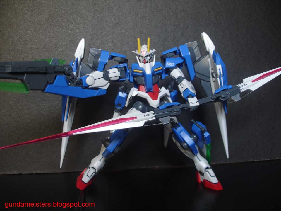 Gundam Meisters: HG 1/144 - Gundam 00 Raiser + 7 Sword G