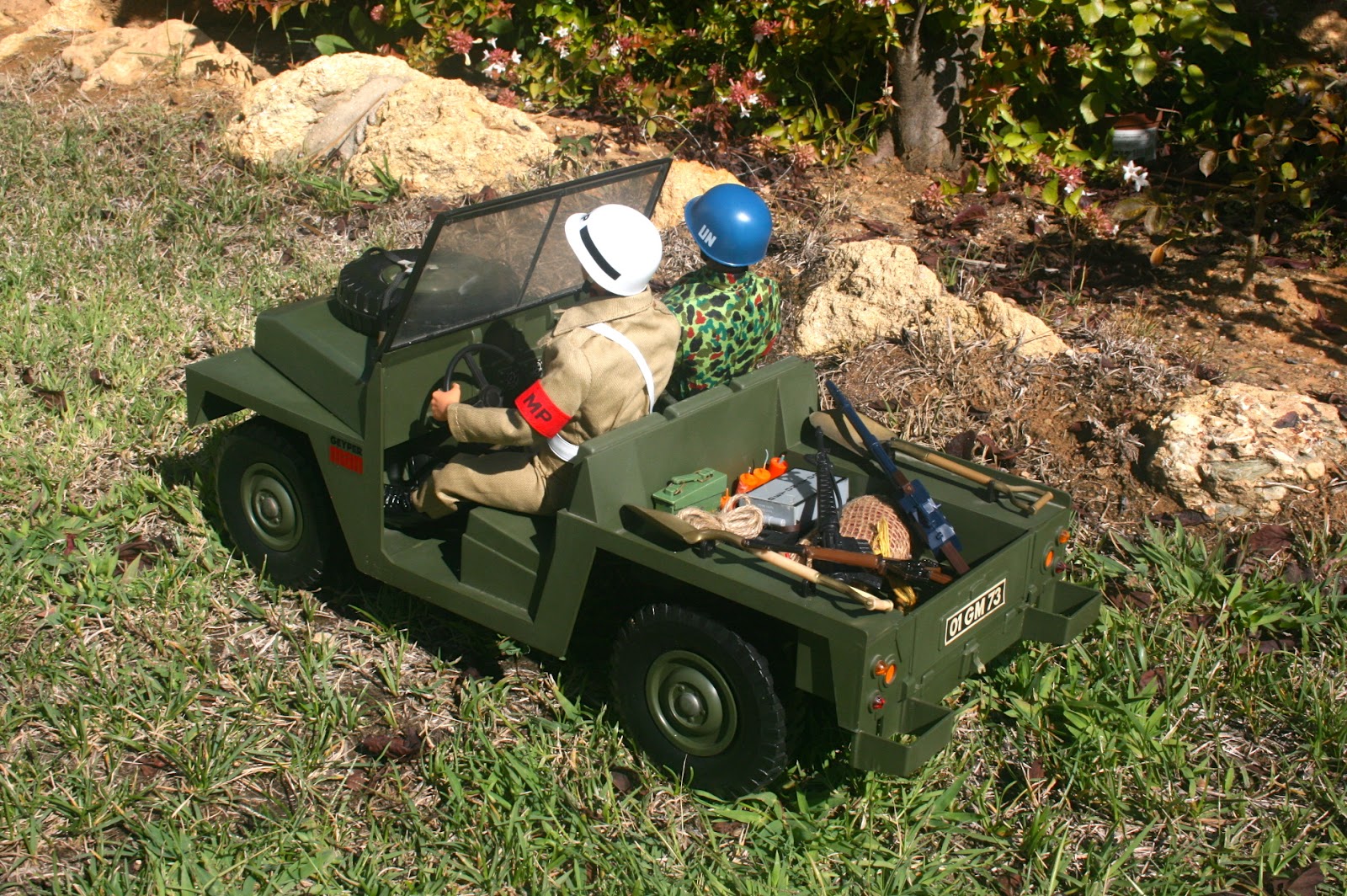 EL DRAGON DORADO: JEEP GEYPERMAN ORIGINAL CON POLICIA MILITAR Y SOLDADO ...