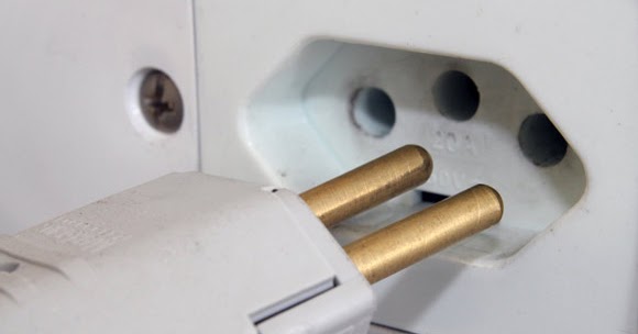 COMO TROCAR UMA TOMADA EM SUA CASA?