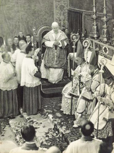 The Saint Bede Studio Blog: The Papal Pallium : A Return to Tradition