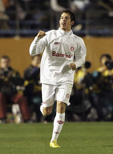 Football Player's Biography 7: Alexandre Pato