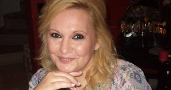 Η ΚΑΙΤΗ ΦΙΝΟΥ ΠΟΥ ΦΙΛΟΞΕΝΕΙΤΑΙ ΣΤΟ ΣΠΙΤΙ ΤΟΥ ΗΘΟΠΟΙΟΥ ΖΗΤΑ ΔΗΜΟΣΙΩΣ ΤΗΝ ...