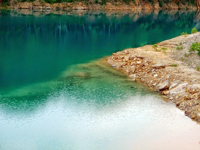 4 gambar Keindahan Tasik Biru Yang Menyeramkan | Info pelik-pelik