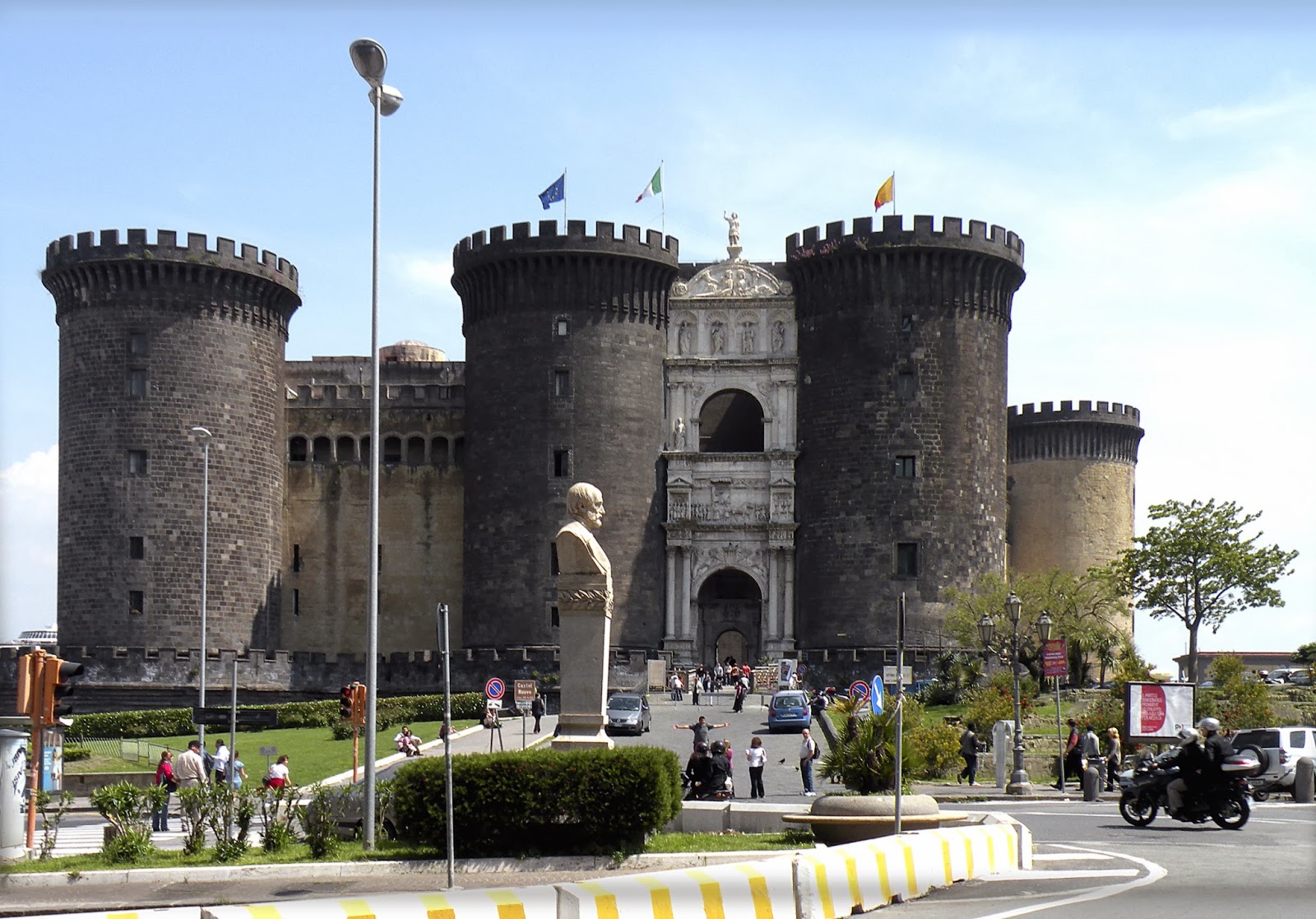 Maschio Angioino castle in Napoli |Sri Lanka e l'Italia guida turistica