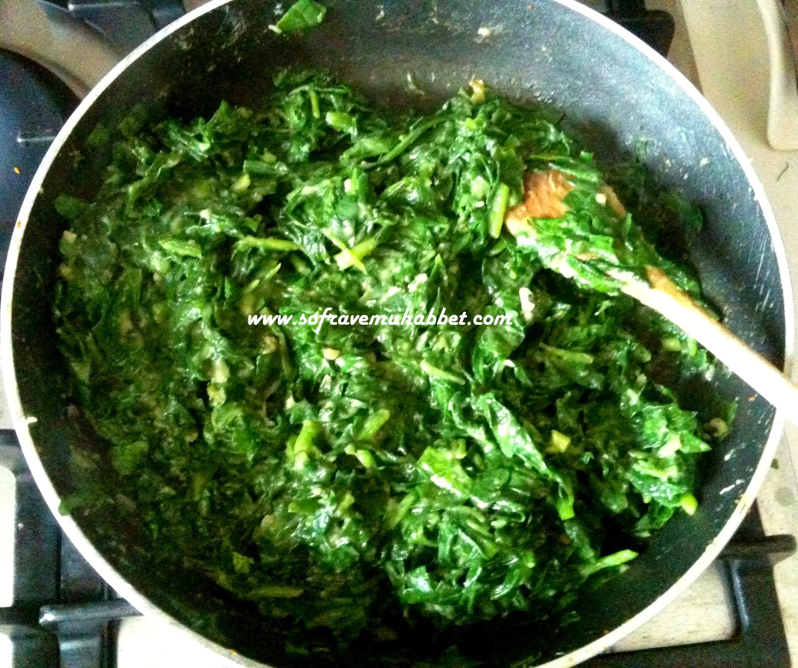 Sofra ve Muhabbet: YOGURTLU ISPANAK SALATASI