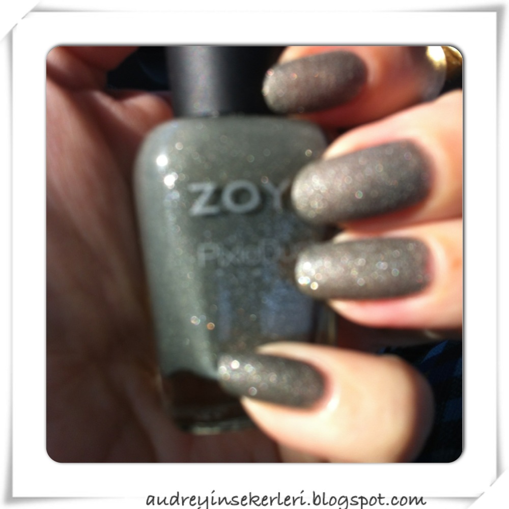 AUDREY : Günün Ojesi Zoya Pixie Dust London..