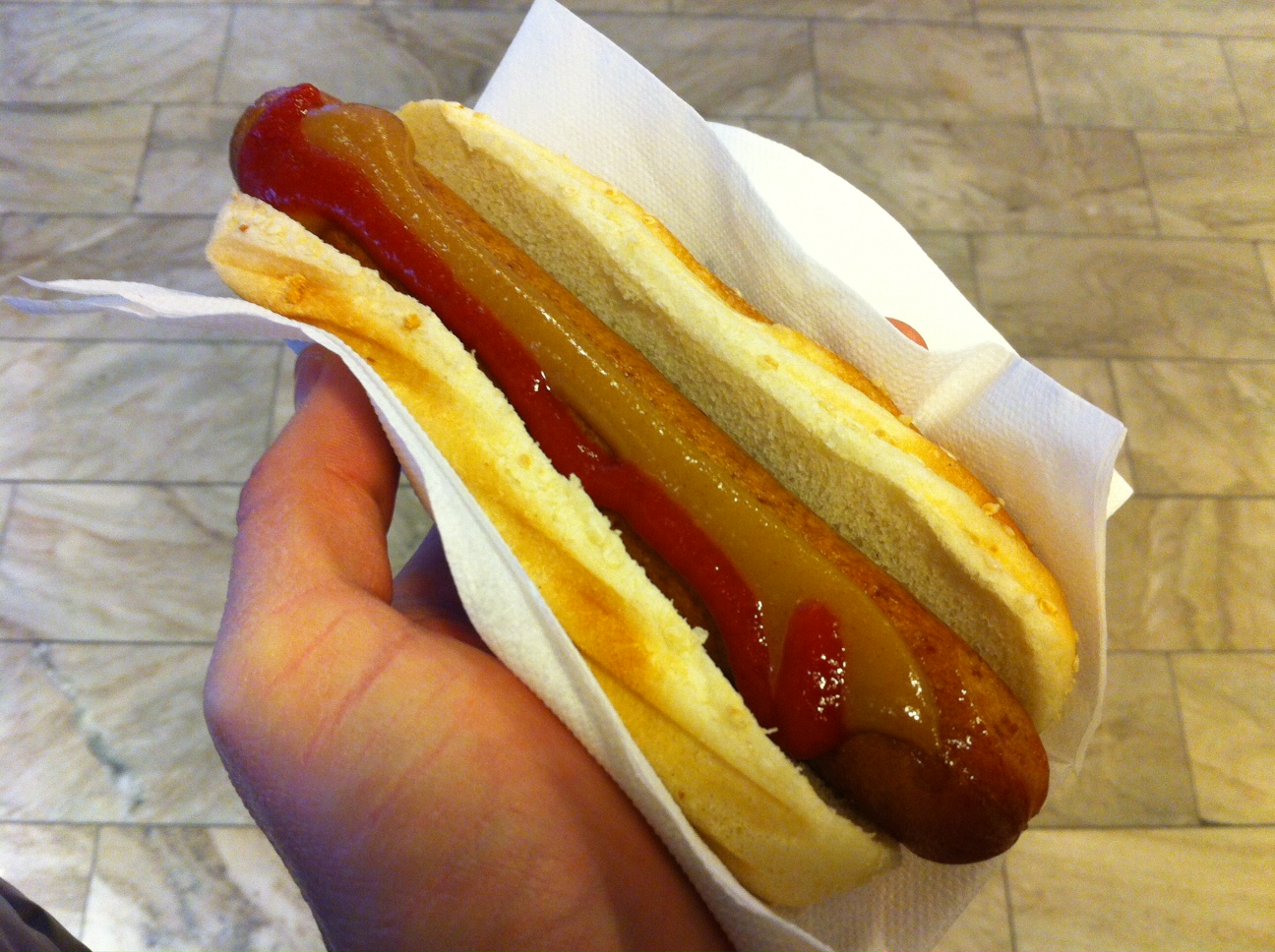 Pressbyrån: Bacon och ost korv med chicagobröd. | Lunch i Malmö