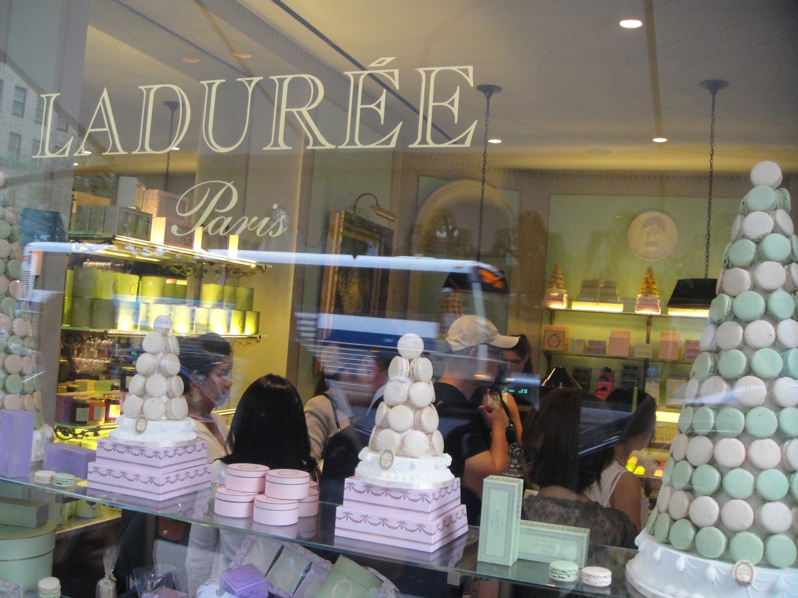 FOODYHOLIC'S Choice: LADUREE - French macarons