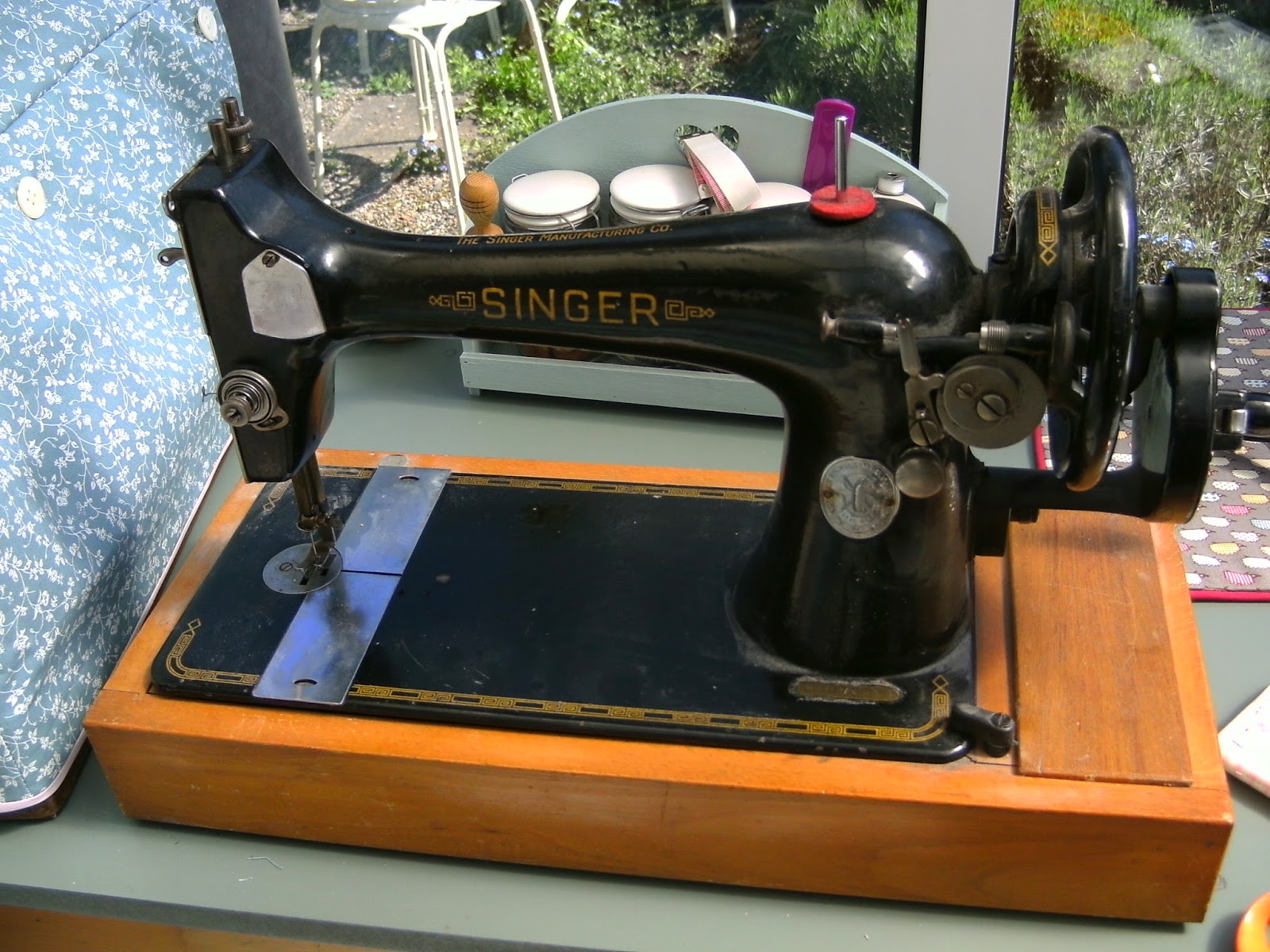 Granny's Button Box: Singer 127 and 128 Sewing Machines - Oooops