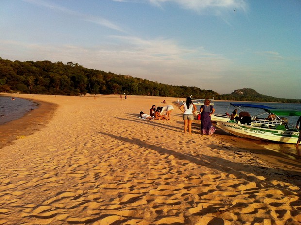 PRAIA DO CURURU, EM SANTARÉM, ATRAI TURISTAS QUE BUSCAM TRANQUILIDADE