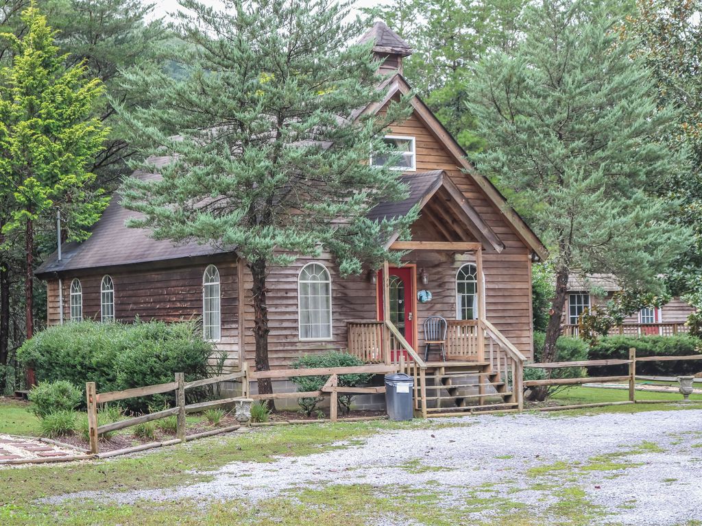 Travel and Vacation Abodes: Serene and Rustic Cabin in Tennessee