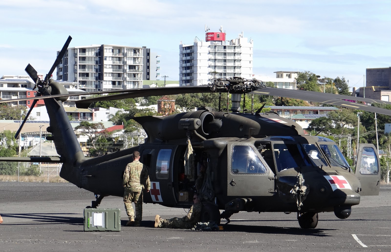 Air Queensland.blogspot: US Army Boeing AH-64 Apache and Sikorsky UH-60 ...