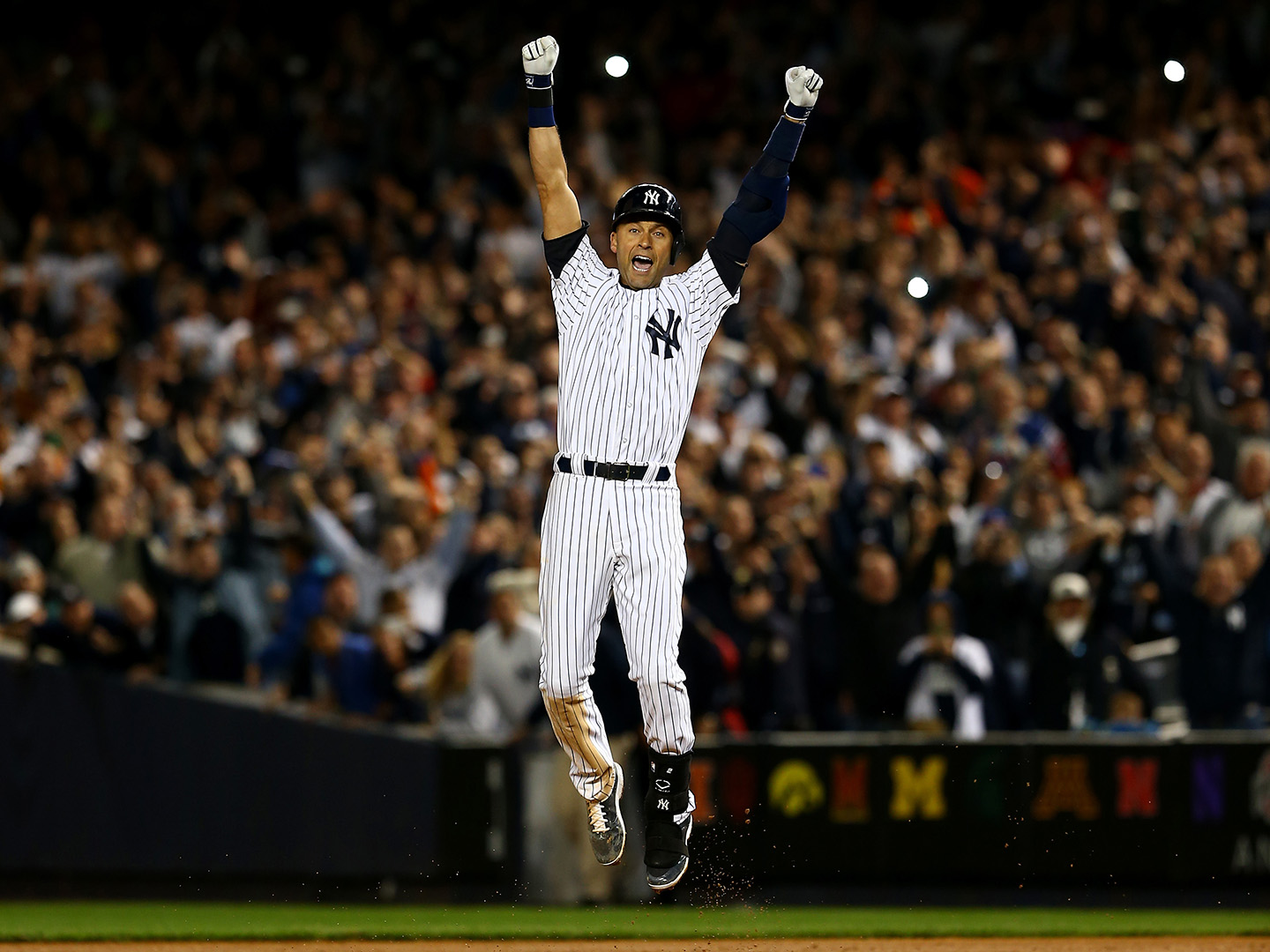 Bleeding Yankee Blue: DEREK JETER FINALLY DIVING IN