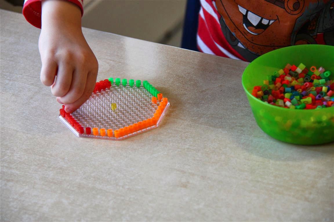 Norlandia Myrertoppen barnehage: Stillestund med perling