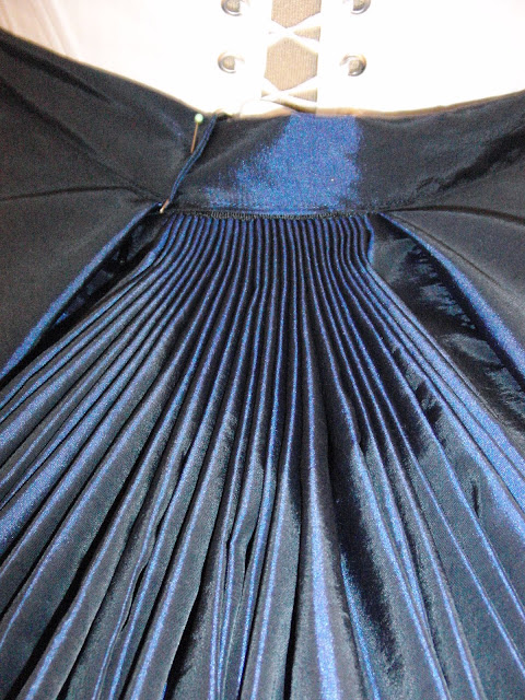 Zeitenzauberin: Pleat the pleats!