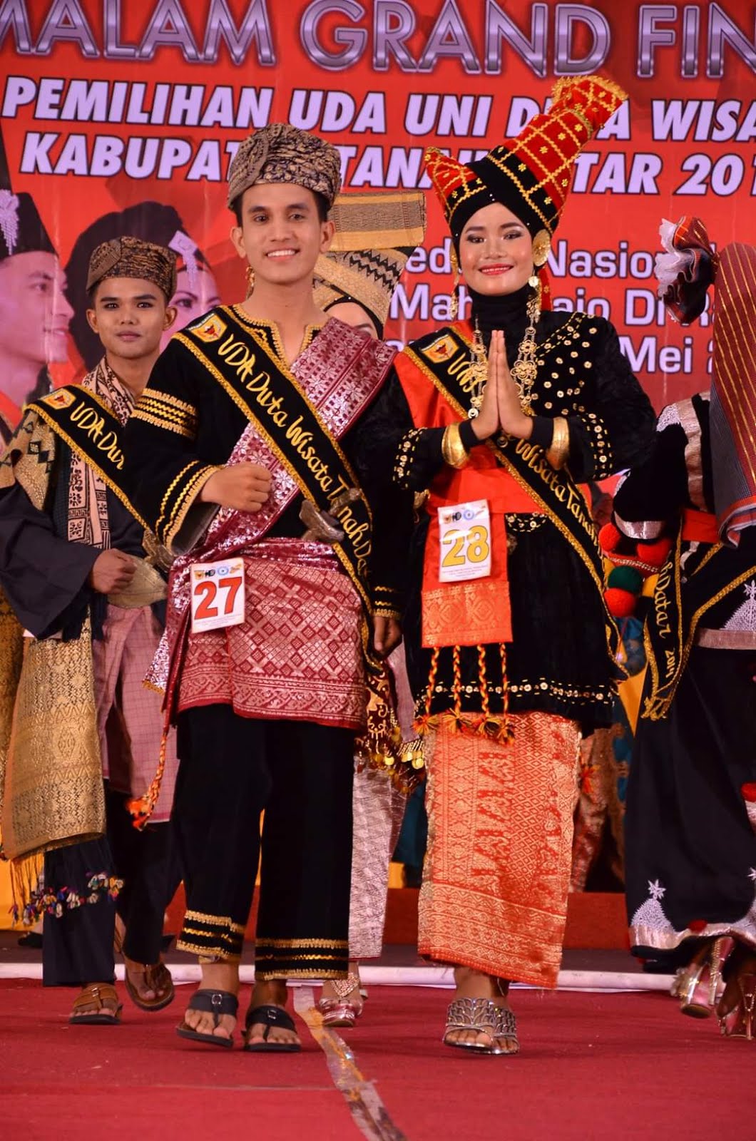 Ayo Berwisata Ketanah Datar: Aneka Pakaian Adat Batipuh