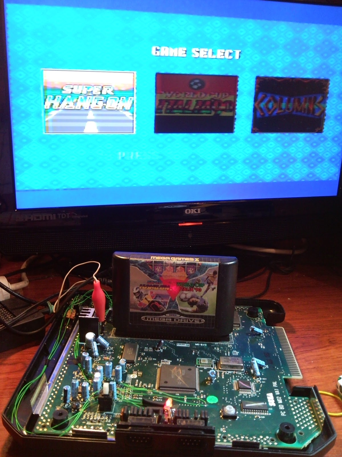 old8bits: MOD de una MegaDrive II, 50/60Hz con Led bicolor