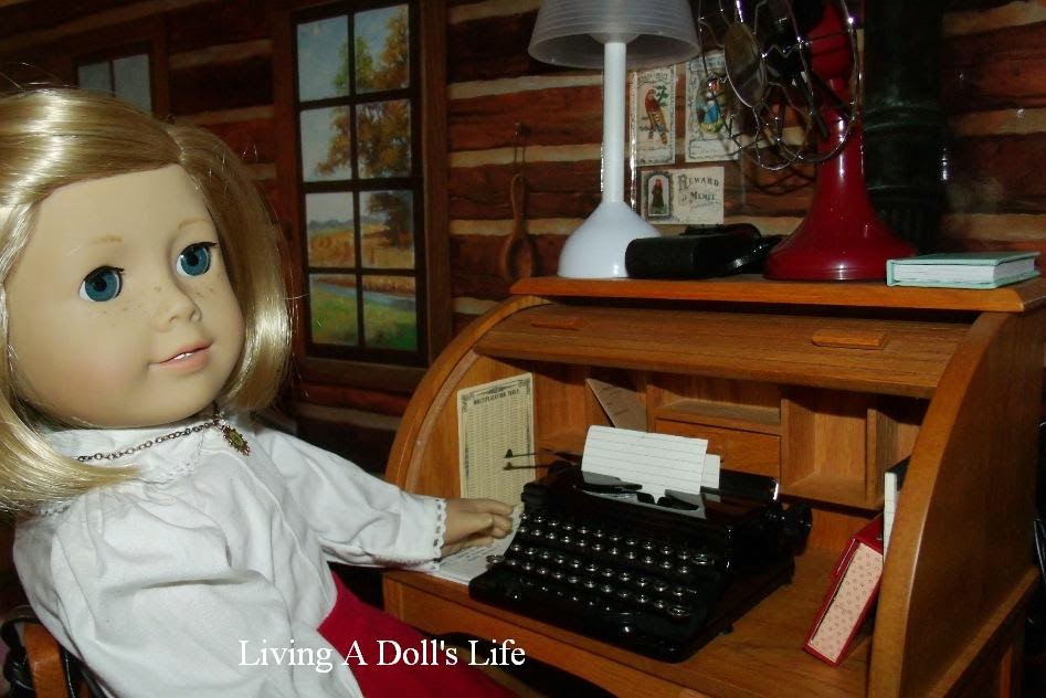 Living A Doll's Life : *Opening* Kit's Typewriter