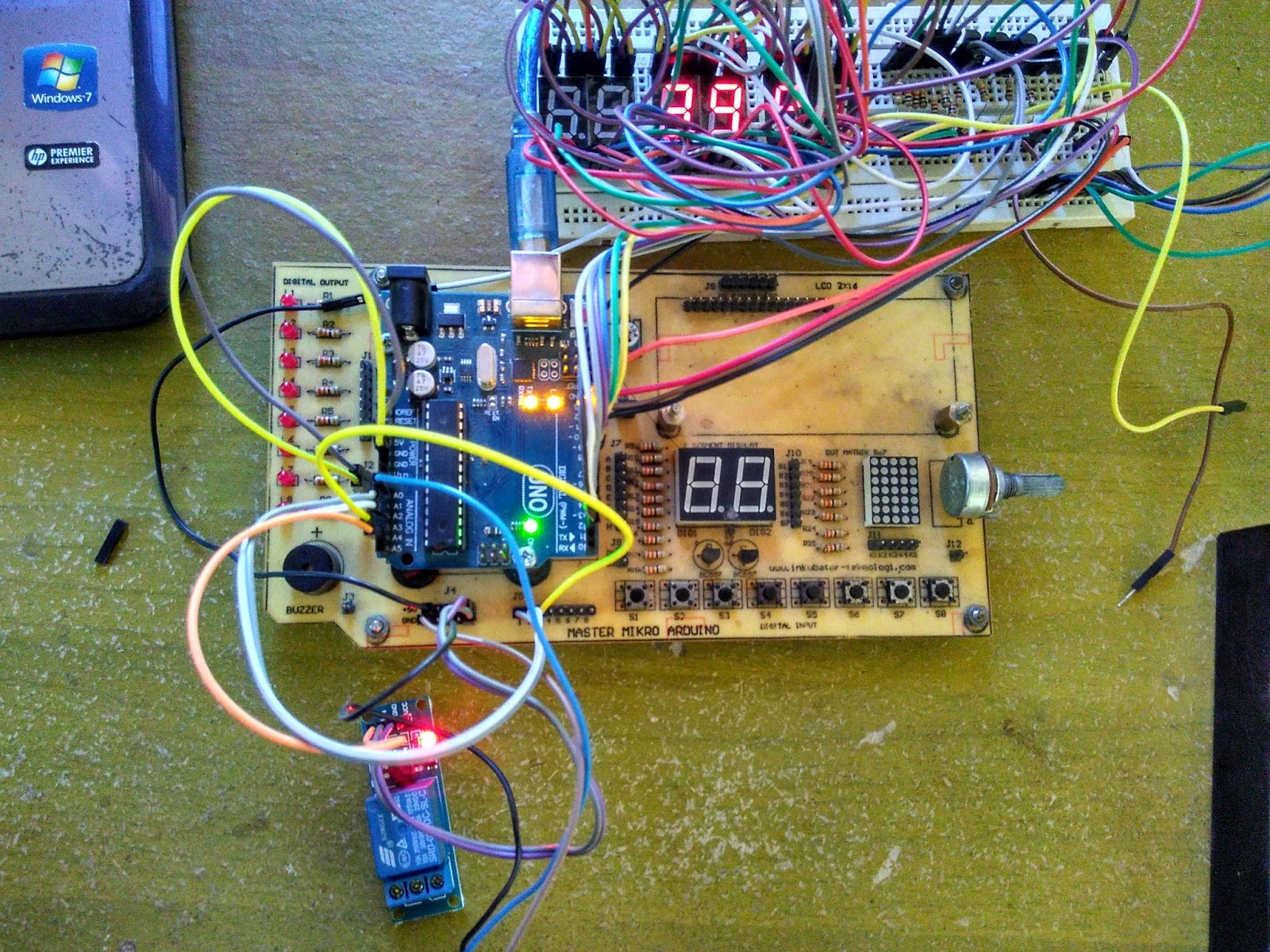 Thermostat dengan Tampilan 7-Segment