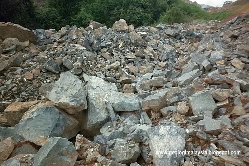 Blog Geologi Malaysia: Batuan volkanik (breksia tuf) dari Lebir, G. Musang