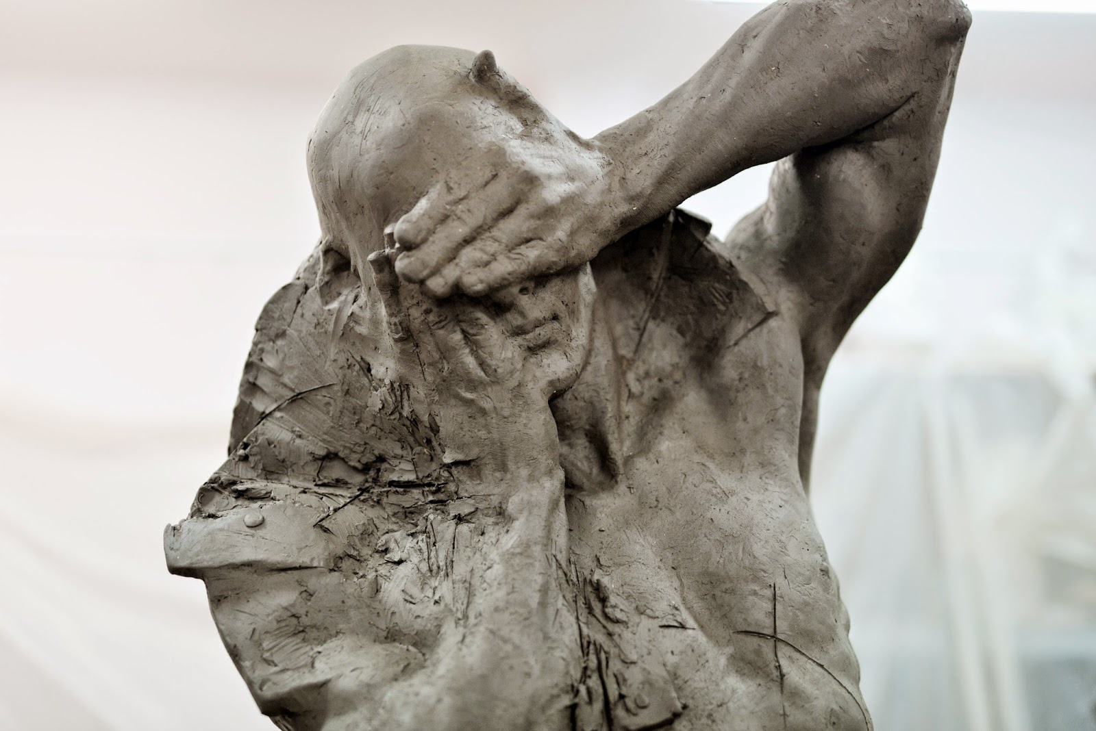 Grzegorz Gwiazda : "shamefaced" bronze, 200cm, 2015,
