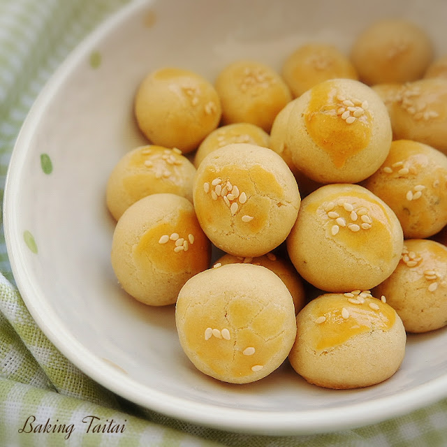 Baking Taitai 烘焙太太: Easy Salted Egg Yolk Cookies (3) 简易咸蛋黄奶油酥饼 （中英加图对照食谱）