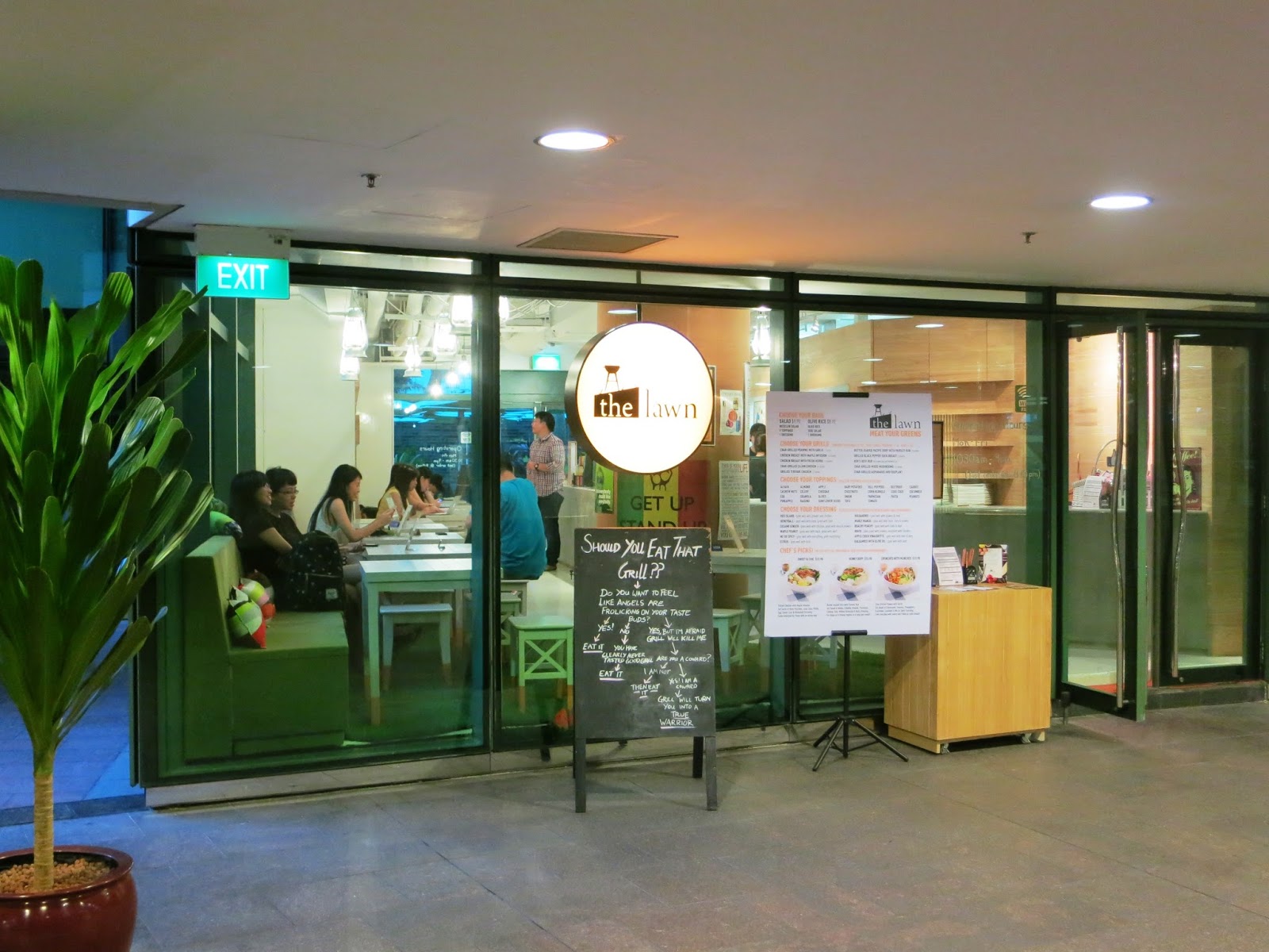PinkyPiggu: The Lawn Grill & Salad Café ~ Now At Shenton Way!