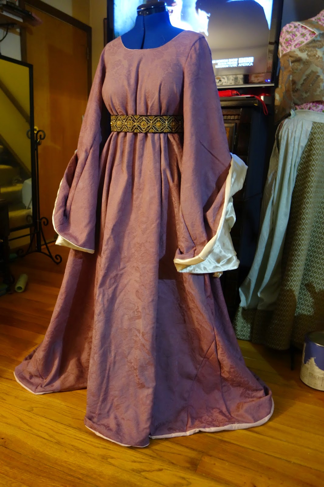 Isabella's Project Diary: My Medieval Houppelande Gown