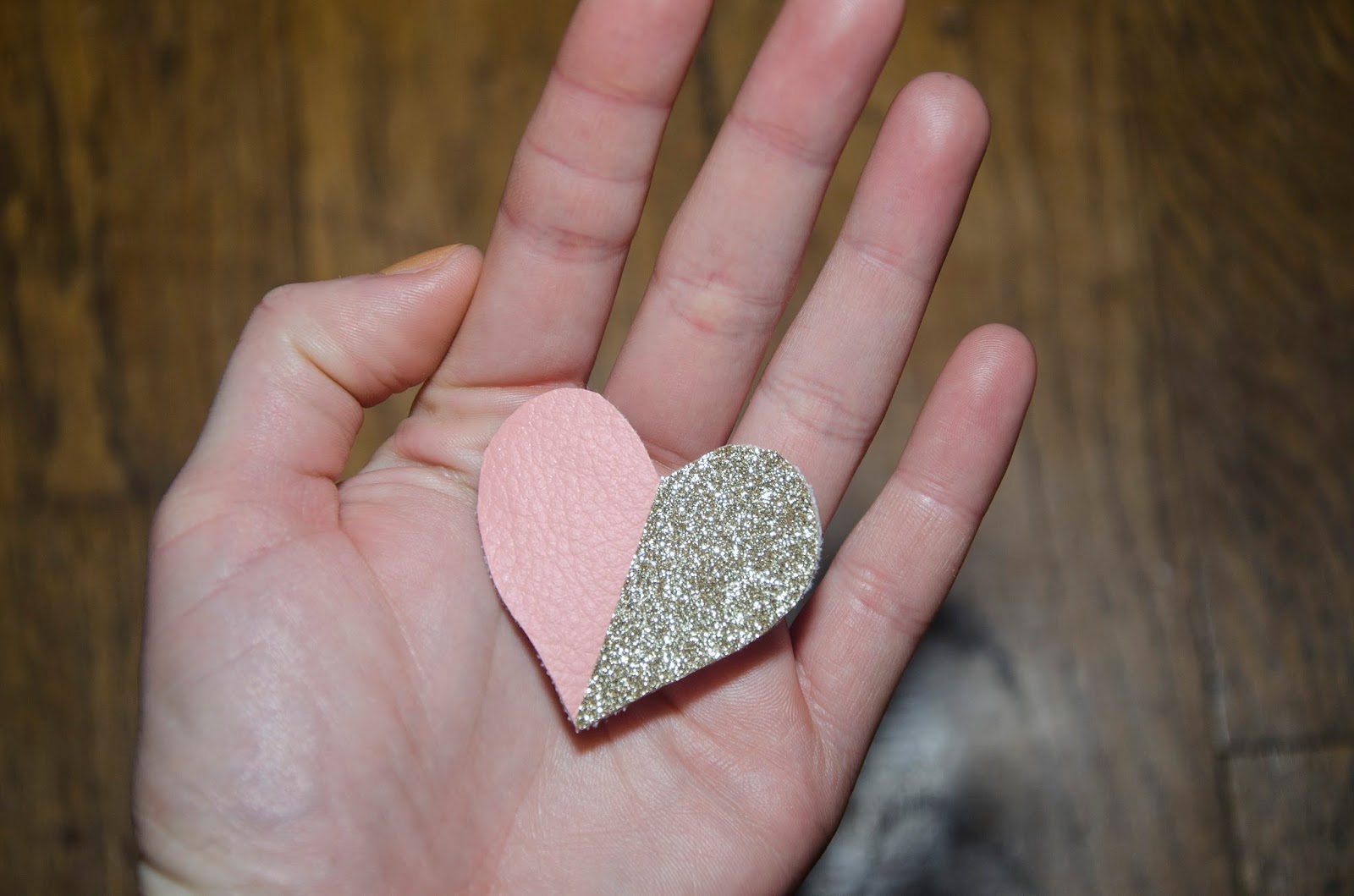 DIY : Une broche en cuir et paillettes