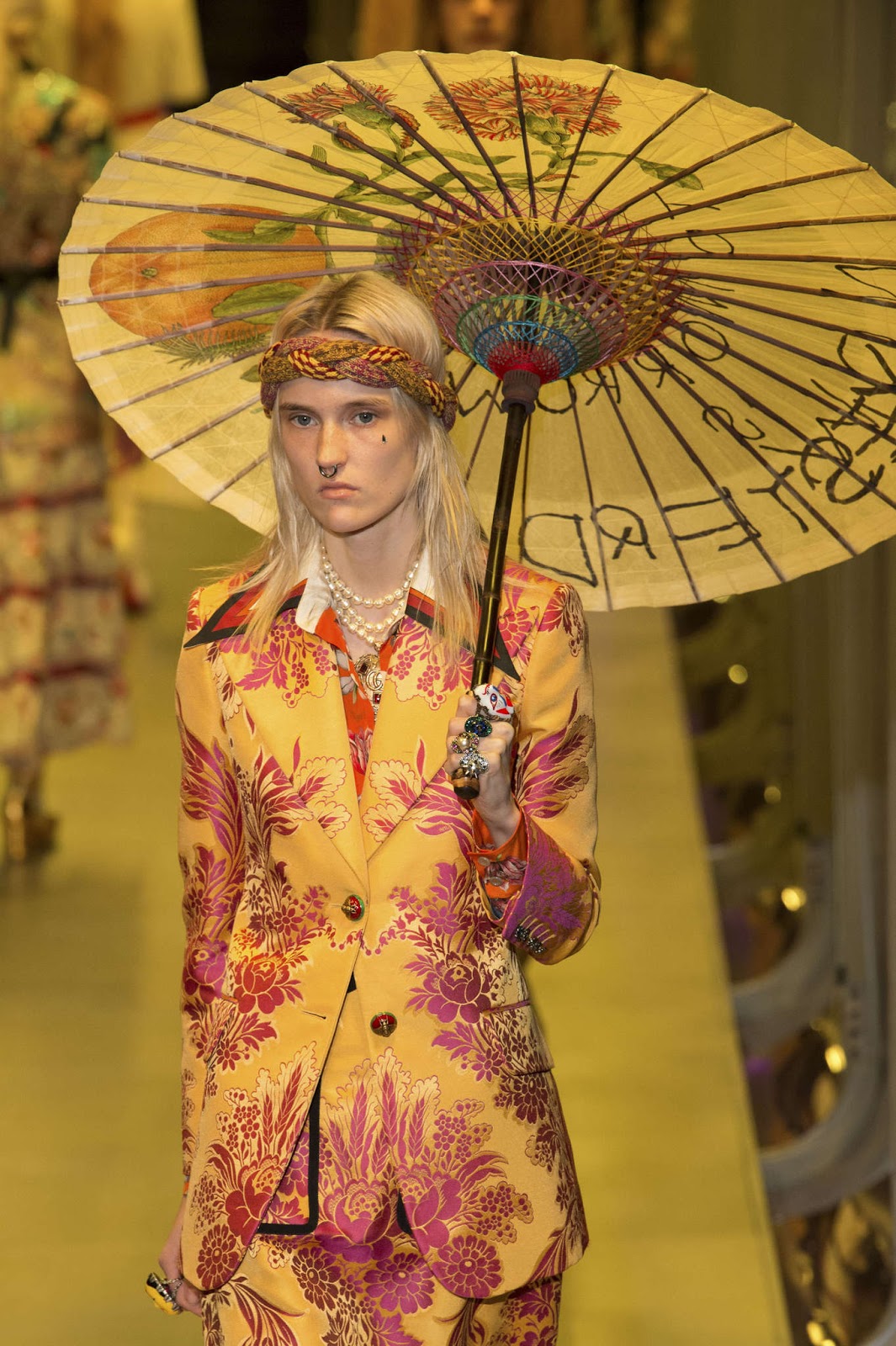 ENFOQUE NOTICIAS Colombia: La extravagancia y las flores de Gucci abren ...