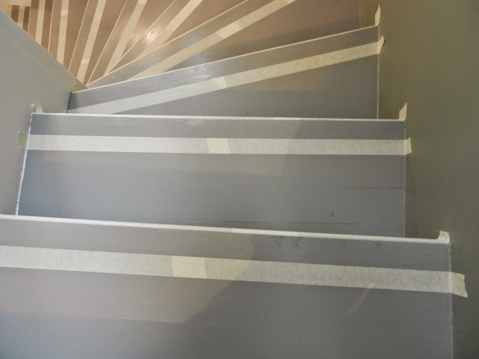 Villa Hevonkuusi: Lakatuista portaista maalatut portaat