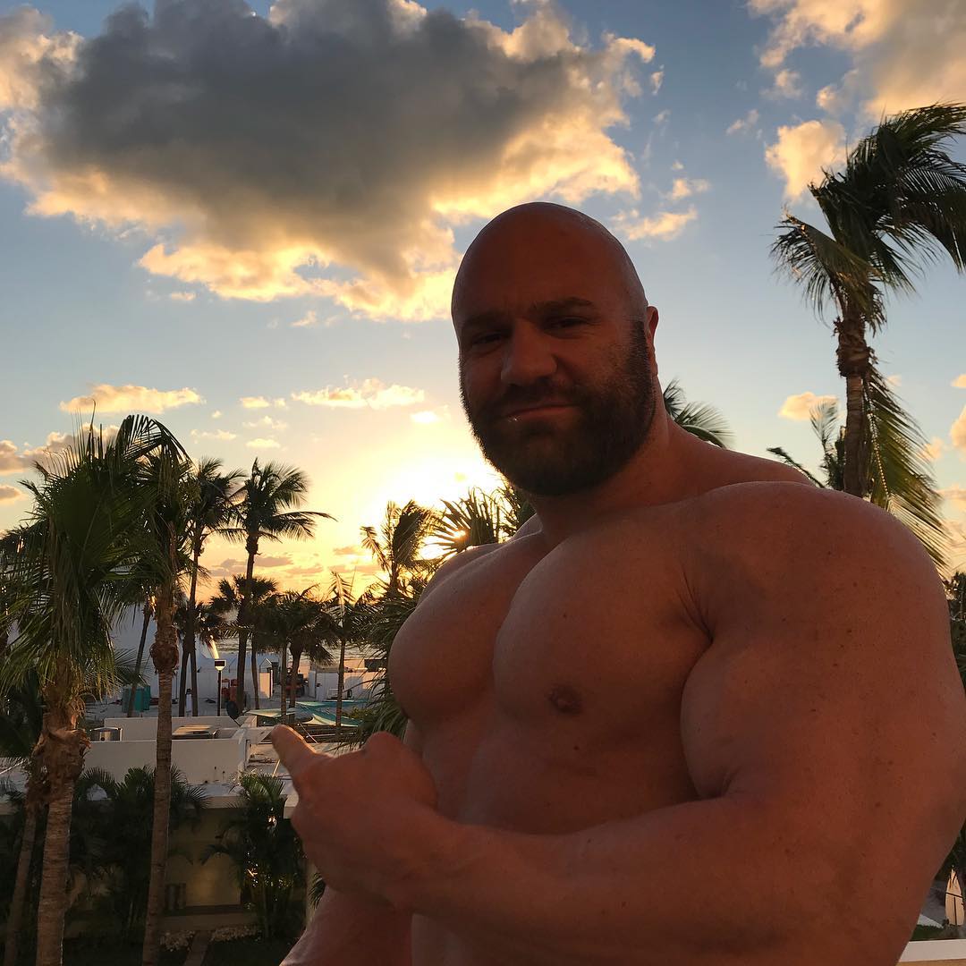 Muscle Lover: German muscle beast Tobias Hahne