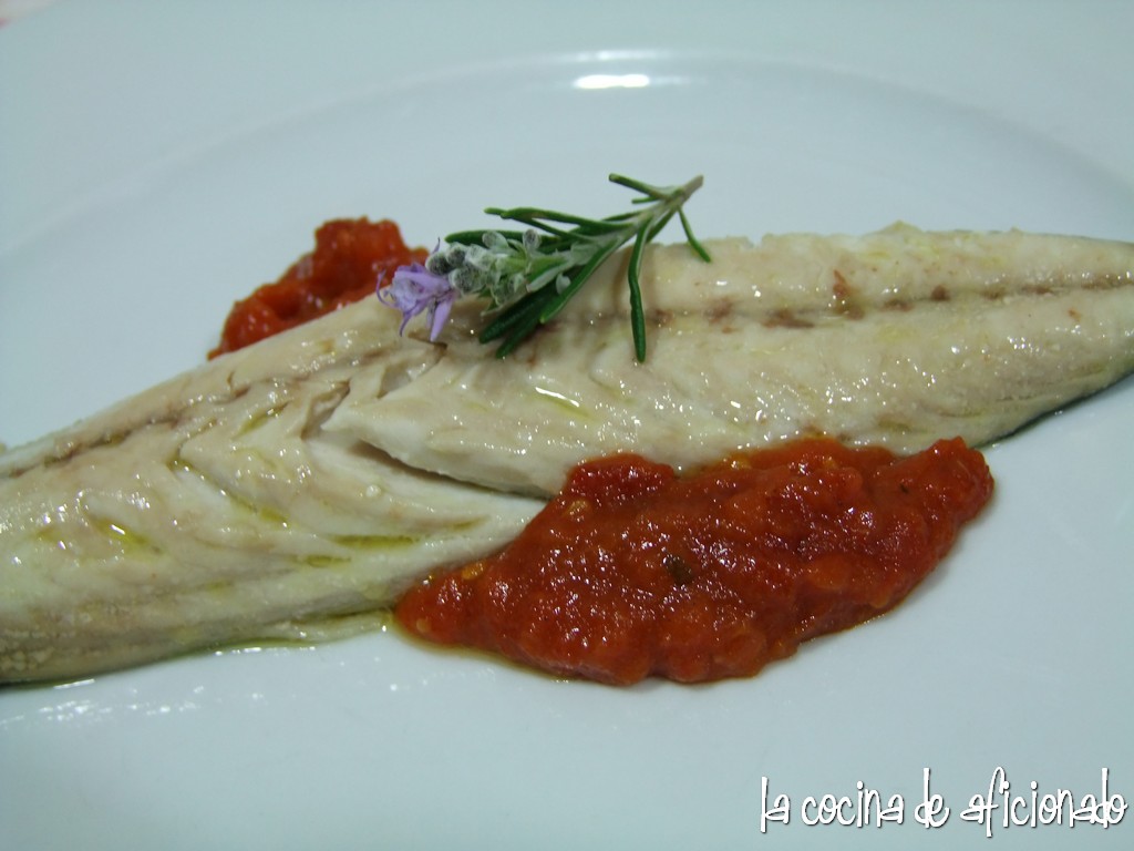 la cocina de aficionado: Caballa sobre salsa de tomate asado