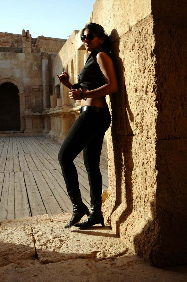 Anushka Latest Hot clevage in black saree | Bang my stepmom