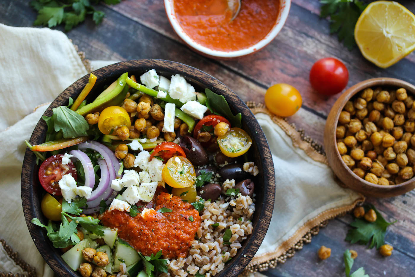 MèDITèRRANèAN POWèR BOWLS WITH SMOKY RèD PèPPèR SAUCè | Pratical Recipes
