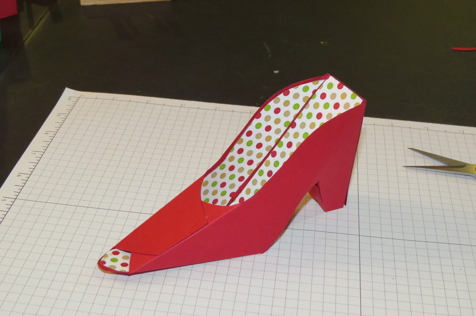 Tamara's Paper Trail: Christmas Shoe Tutorial