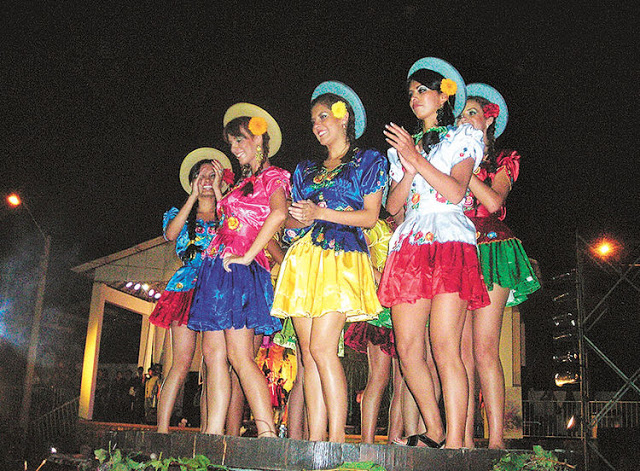 Los Folkloristas de Bolivia: Mujeres celebran fiesta de comadres en Tarija